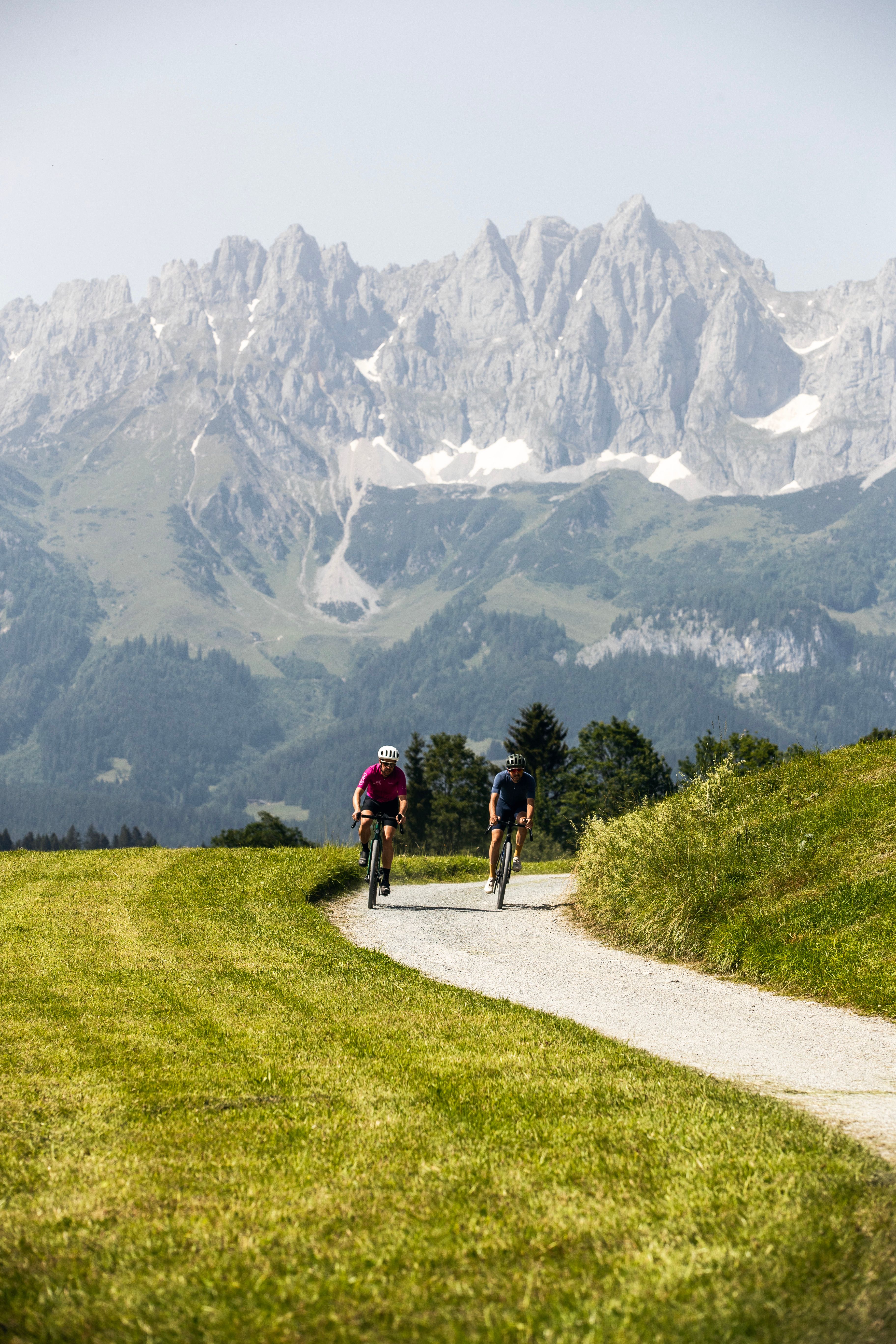 Mit dem Gravelbike rund um den Wilden Kaiser in Tirol, Österreich.